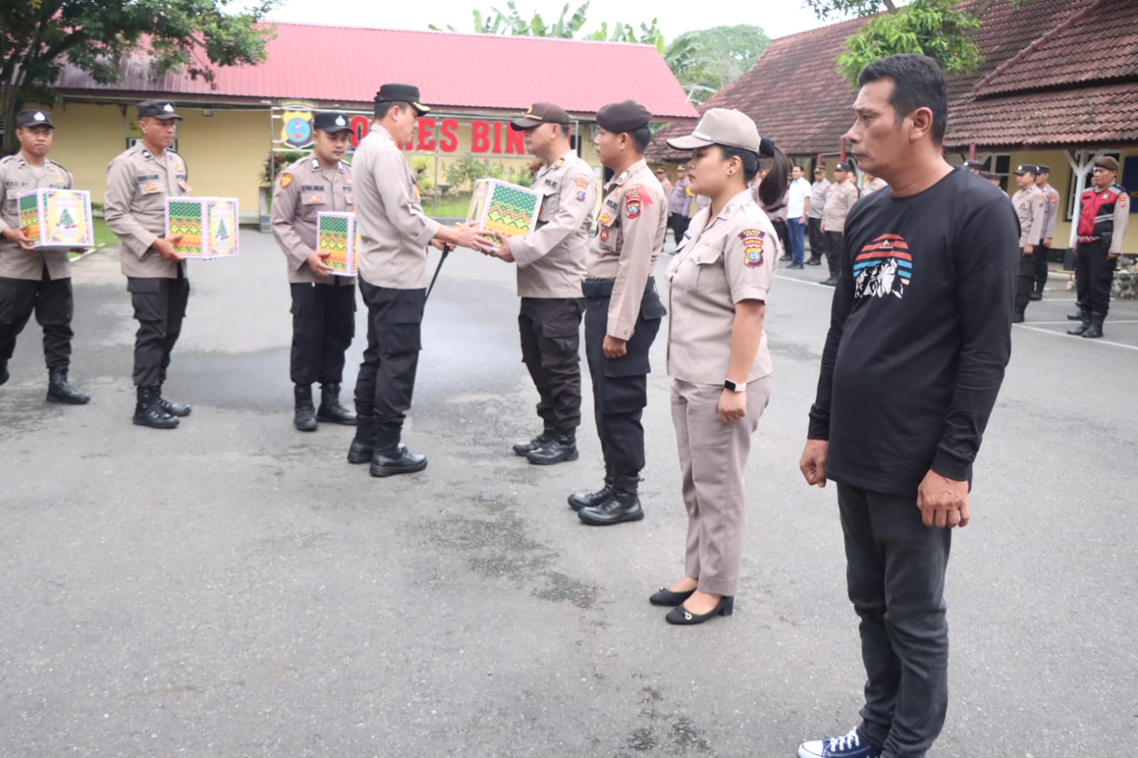 Kapolres Binjai berikan bingkisan Natal 2024 dan Tahun Baru 2025 kepada ...